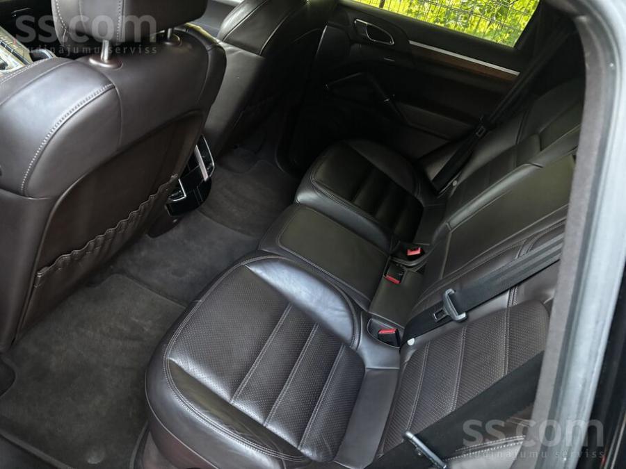 Black Porsche Cayenne 2013 in Riga, with an engine capacity of 4.20 L and mileage of 349 thousand km for 17800 €, photo 14 on AUTOMOTO.COM.LV
