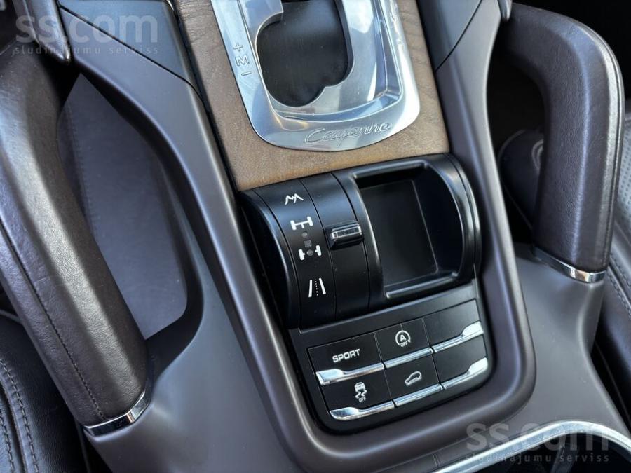 Black Porsche Cayenne 2013 in Riga, with an engine capacity of 4.20 L and mileage of 349 thousand km for 17800 €, photo 15 on AUTOMOTO.COM.LV