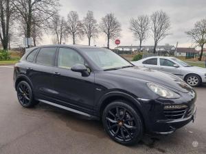 Black Porsche Cayenne 2013 in Taurage, with an engine capacity of 2.97 L and mileage of 320 thousand km for 13200 €, photo 3 on AUTOMOTO.COM.LV