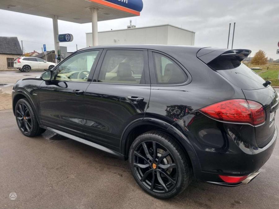 Black Porsche Cayenne 2013 in Taurage, with an engine capacity of 2.97 L and mileage of 320 thousand km for 13200 €, photo 4 on AUTOMOTO.COM.LV