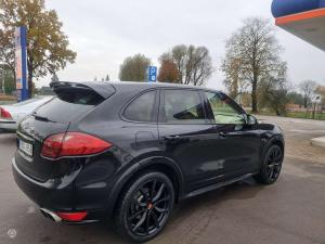 Black Porsche Cayenne 2013 in Taurage, with an engine capacity of 2.97 L and mileage of 320 thousand km for 13200 €, photo 5 on AUTOMOTO.COM.LV