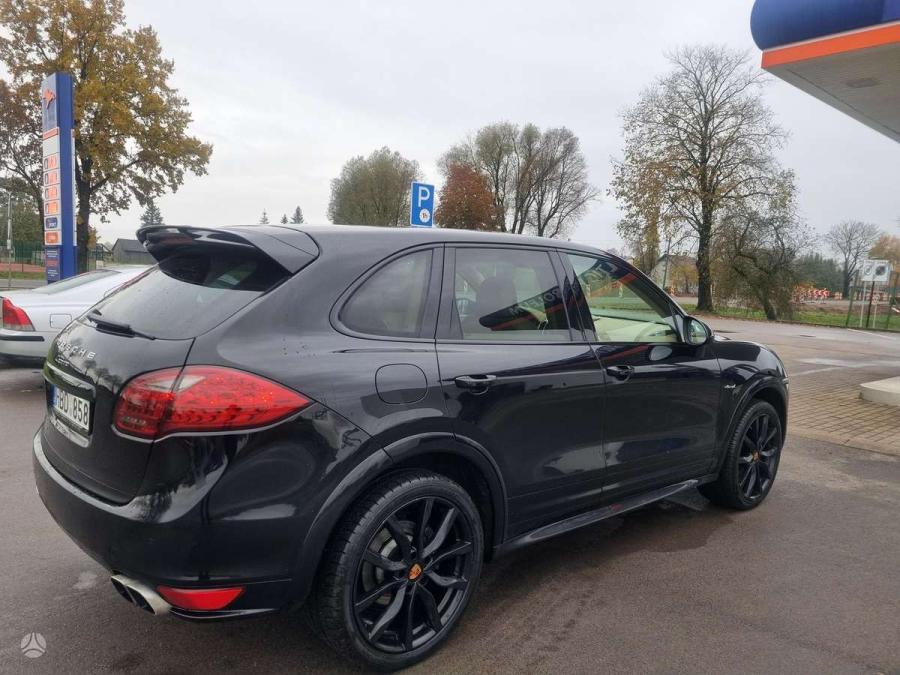 Black Porsche Cayenne 2013 in Taurage, with an engine capacity of 2.97 L and mileage of 320 thousand km for 13200 €, photo 5 on AUTOMOTO.COM.LV