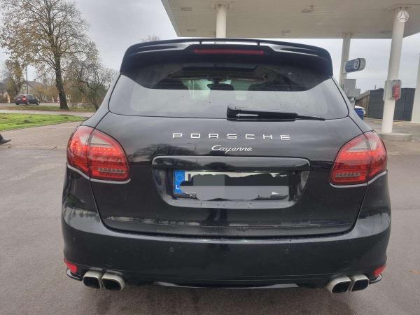 Porsche Cayenne 2013 Tauragė vietnē Melns Porsche Cayenne 2013 Tauragė, ar dzinēja tilpumu 2.97 L un nobraukumu 320 tūkst. km par 13200 €, foto 6 vietnē AUTOMOTO.COM.LV