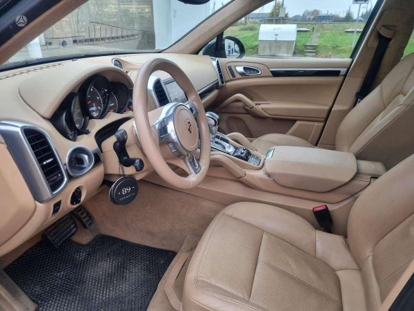 Porsche Cayenne 2013 Tauragė vietnē Melns Porsche Cayenne 2013 Tauragė, ar dzinēja tilpumu 2.97 L un nobraukumu 320 tūkst. km par 13200 €, foto 9 vietnē AUTOMOTO.COM.LV