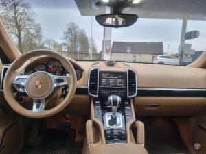 Black Porsche Cayenne 2013 in Taurage, with an engine capacity of 2.97 L and mileage of 320 thousand km for 13200 €, photo 11 on AUTOMOTO.COM.LV