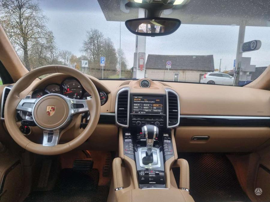 Black Porsche Cayenne 2013 in Taurage, with an engine capacity of 2.97 L and mileage of 320 thousand km for 13200 €, photo 11 on AUTOMOTO.COM.LV