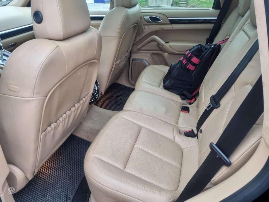 Black Porsche Cayenne 2013 in Taurage, with an engine capacity of 2.97 L and mileage of 320 thousand km for 13200 €, photo 12 on AUTOMOTO.COM.LV