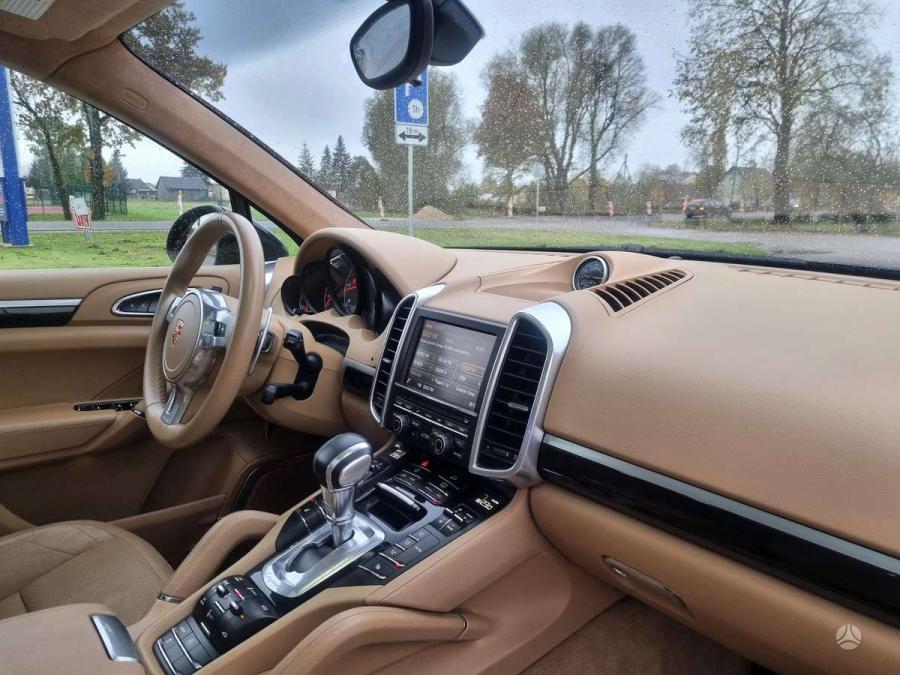 Black Porsche Cayenne 2013 in Taurage, with an engine capacity of 2.97 L and mileage of 320 thousand km for 13200 €, photo 14 on AUTOMOTO.COM.LV