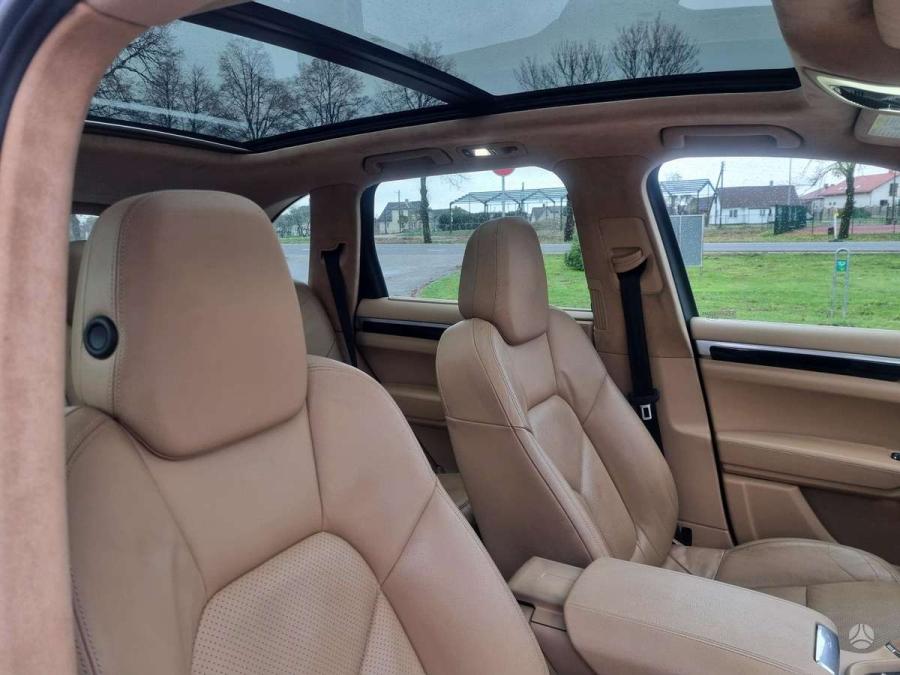 Black Porsche Cayenne 2013 in Taurage, with an engine capacity of 2.97 L and mileage of 320 thousand km for 13200 €, photo 15 on AUTOMOTO.COM.LV