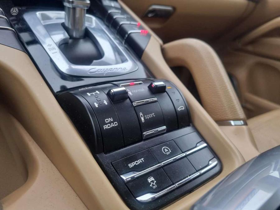 Black Porsche Cayenne 2013 in Taurage, with an engine capacity of 2.97 L and mileage of 320 thousand km for 13200 €, photo 23 on AUTOMOTO.COM.LV