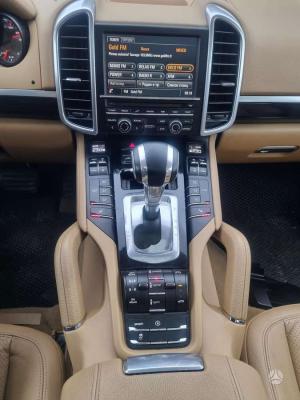Black Porsche Cayenne 2013 in Taurage, with an engine capacity of 2.97 L and mileage of 320 thousand km for 13200 €, photo 24 on AUTOMOTO.COM.LV