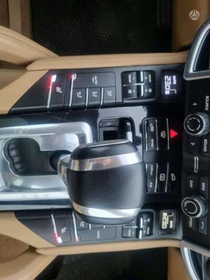 Black Porsche Cayenne 2013 in Taurage, with an engine capacity of 2.97 L and mileage of 320 thousand km for 13200 €, photo 26 on AUTOMOTO.COM.LV