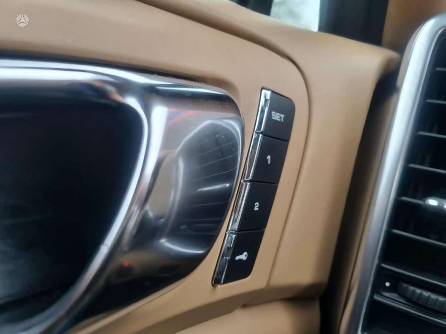 Black Porsche Cayenne 2013 in Taurage, with an engine capacity of 2.97 L and mileage of 320 thousand km for 13200 €, photo 27 on AUTOMOTO.COM.LV