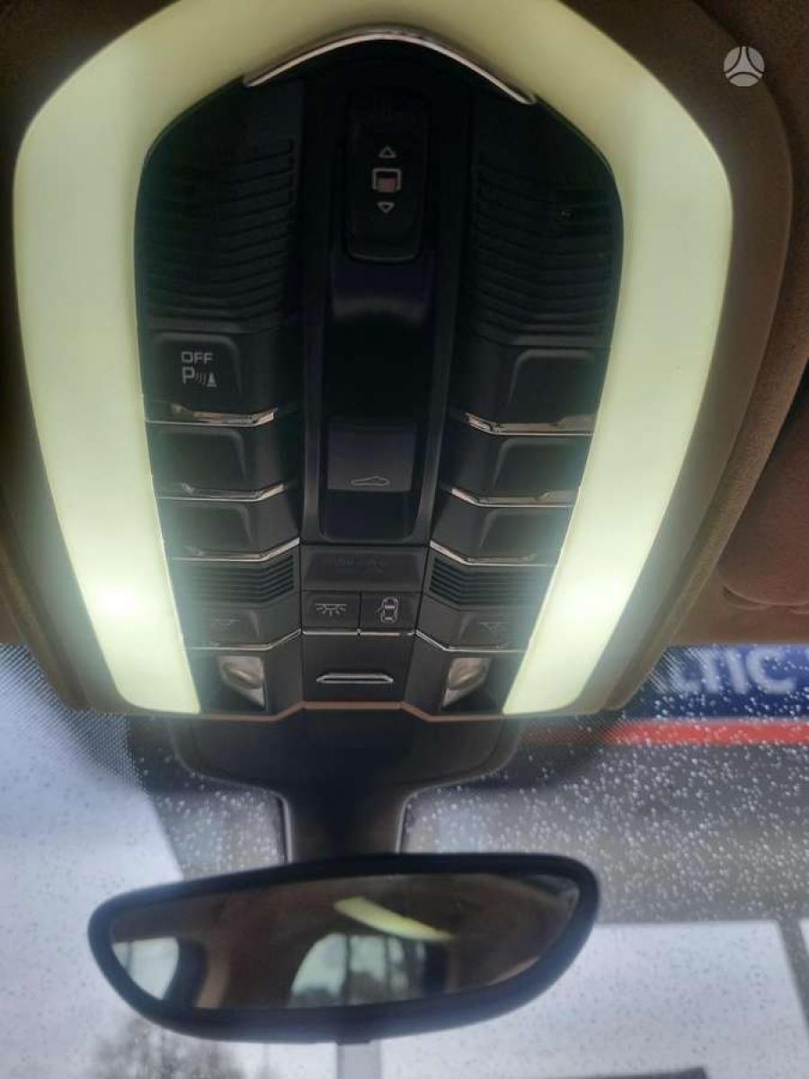 Black Porsche Cayenne 2013 in Taurage, with an engine capacity of 2.97 L and mileage of 320 thousand km for 13200 €, photo 28 on AUTOMOTO.COM.LV