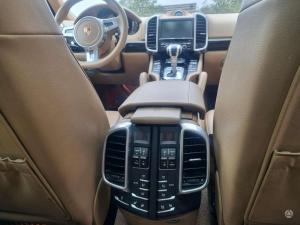 Black Porsche Cayenne 2013 in Taurage, with an engine capacity of 2.97 L and mileage of 320 thousand km for 13200 €, photo 35 on AUTOMOTO.COM.LV