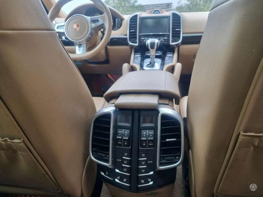 Black Porsche Cayenne 2013 in Taurage, with an engine capacity of 2.97 L and mileage of 320 thousand km for 13200 €, photo 35 on AUTOMOTO.COM.LV