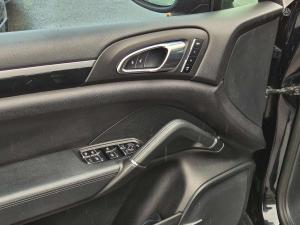 Black Porsche Cayenne 2013 in Vilnius, with an engine capacity of 3.60 L and mileage of 313 thousand km for 8499 €, photo 26 on AUTOMOTO.COM.LV