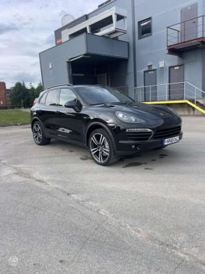 Black Porsche Cayenne 2013 in Pasvalys, with an engine capacity of 4.13 L and mileage of 350 thousand km for 15300 €, photo 3 on AUTOMOTO.COM.LV