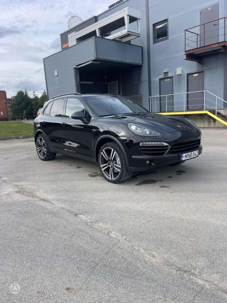 Black Porsche Cayenne 2013 in Pasvalys, with an engine capacity of 4.13 L and mileage of 350 thousand km for 15300 €, photo 3 on AUTOMOTO.COM.LV