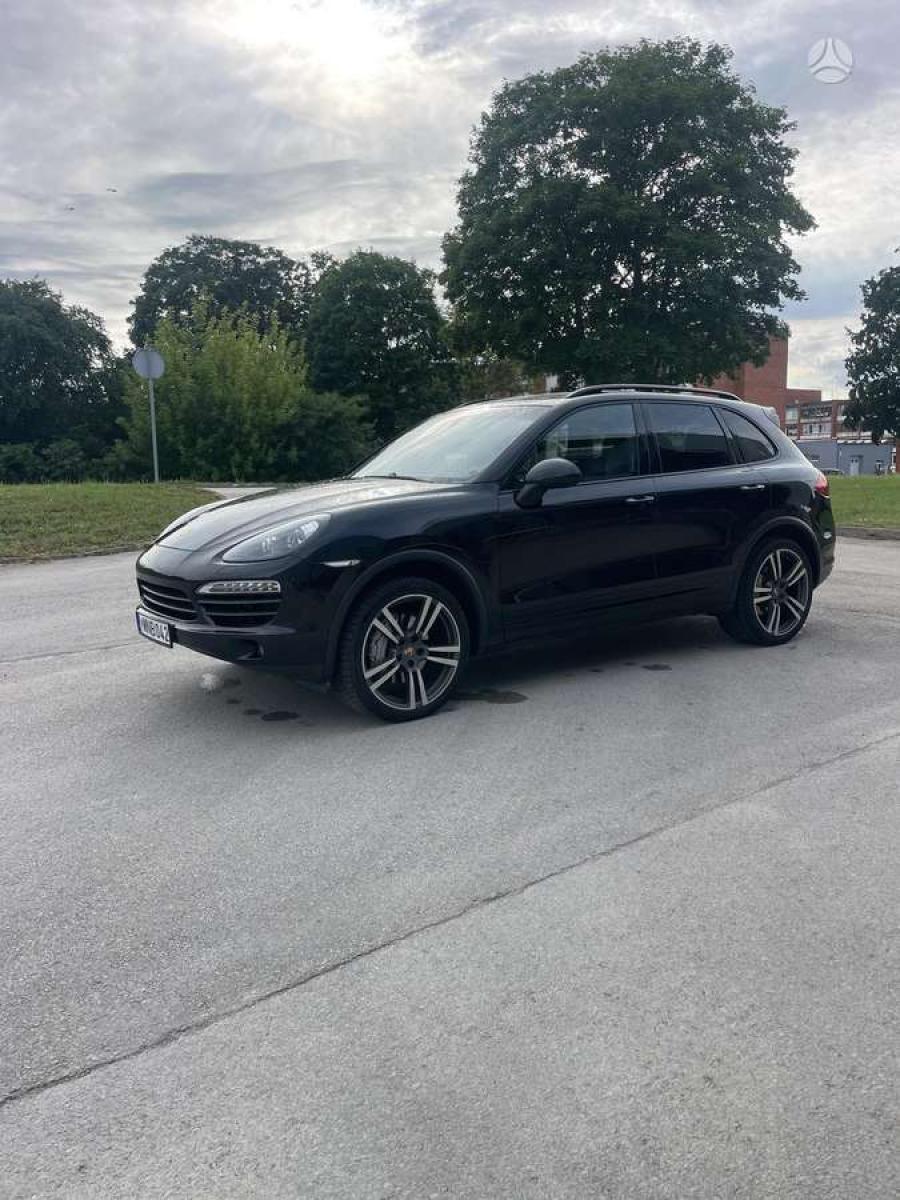 Black Porsche Cayenne 2013 in Pasvalys, with an engine capacity of 4.13 L and mileage of 350 thousand km for 15300 €, photo 4 on AUTOMOTO.COM.LV