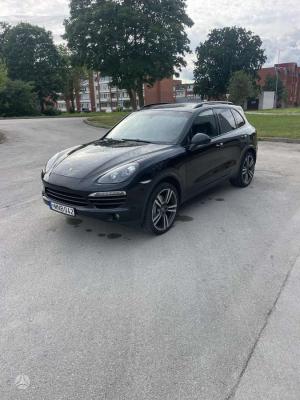 Black Porsche Cayenne 2013 in Pasvalys, with an engine capacity of 4.13 L and mileage of 350 thousand km for 15300 €, photo 5 on AUTOMOTO.COM.LV