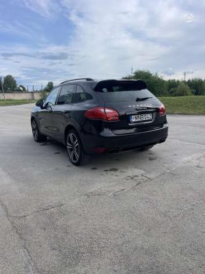 Black Porsche Cayenne 2013 in Pasvalys, with an engine capacity of 4.13 L and mileage of 350 thousand km for 15300 €, photo 6 on AUTOMOTO.COM.LV