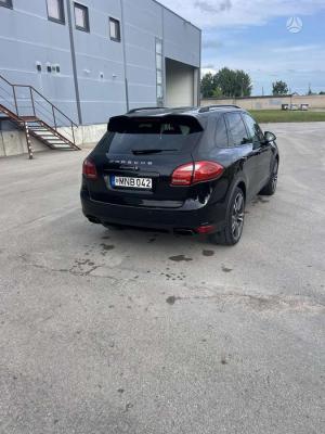 Black Porsche Cayenne 2013 in Pasvalys, with an engine capacity of 4.13 L and mileage of 350 thousand km for 15300 €, photo 7 on AUTOMOTO.COM.LV
