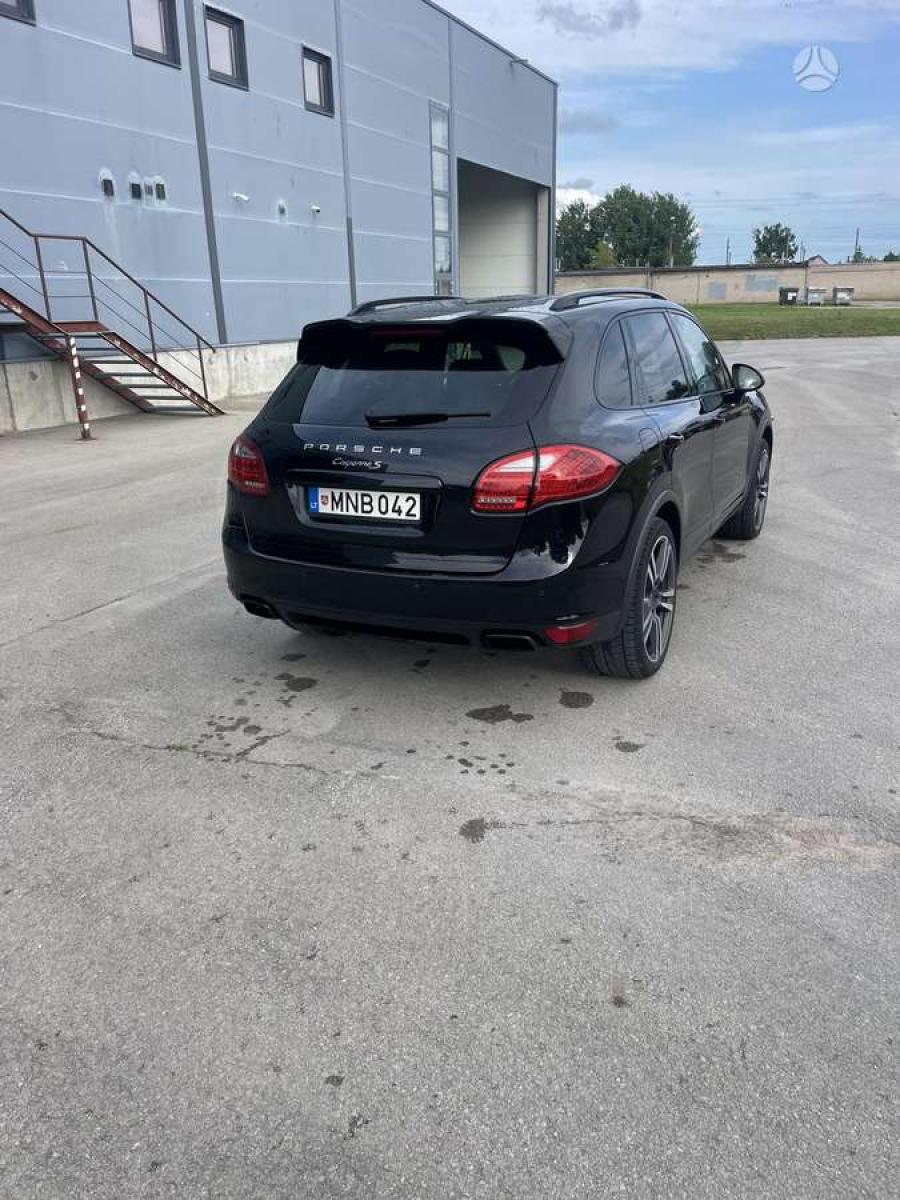 Black Porsche Cayenne 2013 in Pasvalys, with an engine capacity of 4.13 L and mileage of 350 thousand km for 15300 €, photo 7 on AUTOMOTO.COM.LV