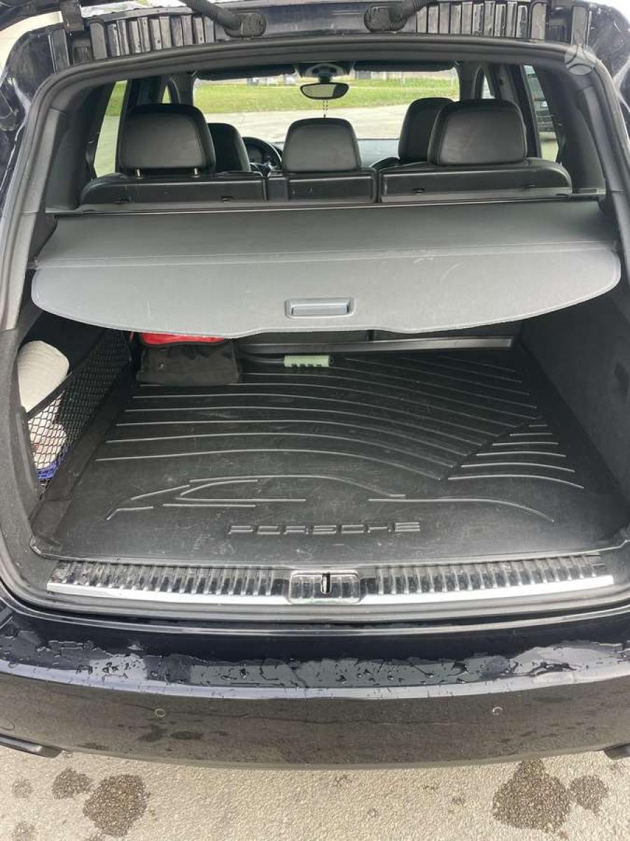 Black Porsche Cayenne 2013 in Pasvalys, with an engine capacity of 4.13 L and mileage of 350 thousand km for 15300 €, photo 9 on AUTOMOTO.COM.LV
