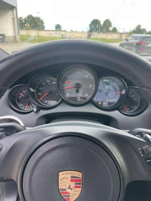 Black Porsche Cayenne 2013 in Pasvalys, with an engine capacity of 4.13 L and mileage of 350 thousand km for 15300 €, photo 10 on AUTOMOTO.COM.LV