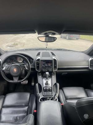 Black Porsche Cayenne 2013 in Pasvalys, with an engine capacity of 4.13 L and mileage of 350 thousand km for 15300 €, photo 11 on AUTOMOTO.COM.LV