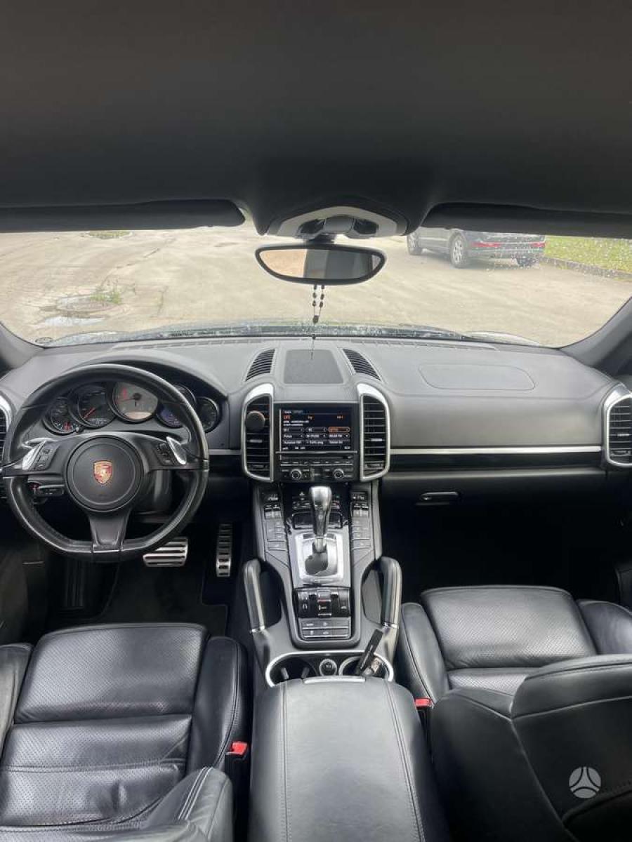 Black Porsche Cayenne 2013 in Pasvalys, with an engine capacity of 4.13 L and mileage of 350 thousand km for 15300 €, photo 11 on AUTOMOTO.COM.LV