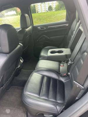 Black Porsche Cayenne 2013 in Pasvalys, with an engine capacity of 4.13 L and mileage of 350 thousand km for 15300 €, photo 12 on AUTOMOTO.COM.LV