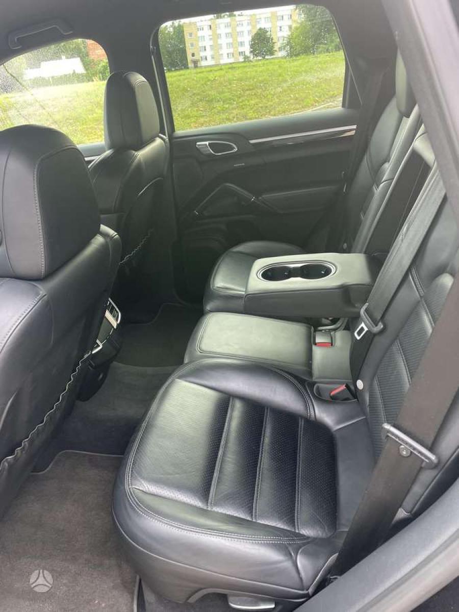 Black Porsche Cayenne 2013 in Pasvalys, with an engine capacity of 4.13 L and mileage of 350 thousand km for 15300 €, photo 12 on AUTOMOTO.COM.LV