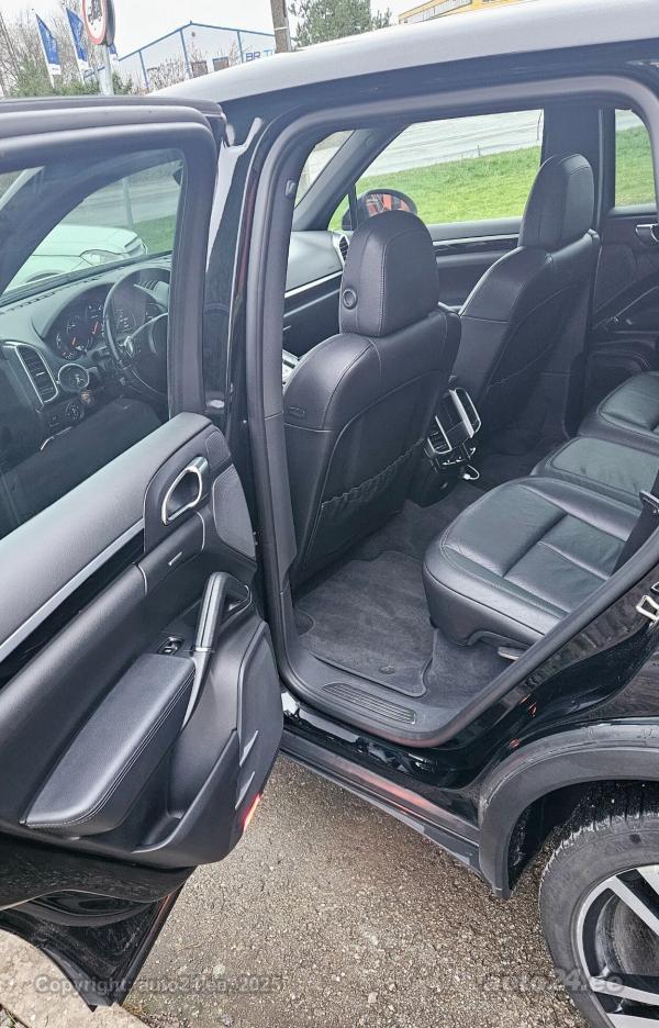Black Porsche Cayenne 2014 in Tallinn, with an engine capacity of 3.00 L and mileage of 277 thousand km for 15499 €, photo 11 on AUTOMOTO.COM.LV