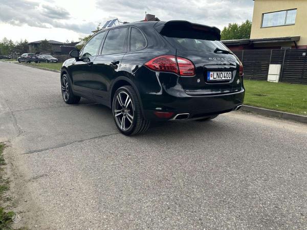 Black Porsche Cayenne 2014 in Vilnius, with an engine capacity of 3.60 L and mileage of 189 thousand km for 17500 €, photo 4 on AUTOMOTO.COM.LV