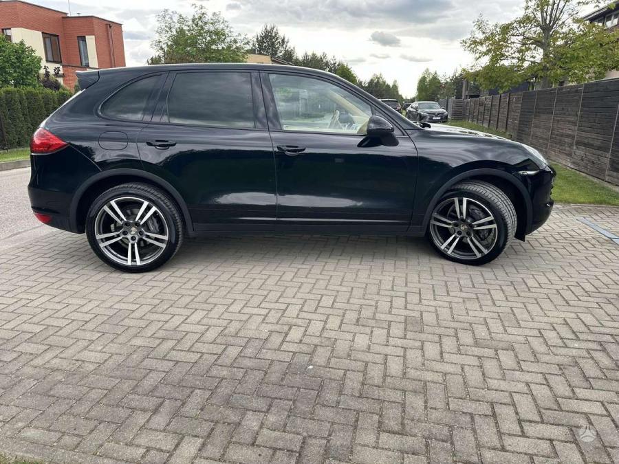 Black Porsche Cayenne 2014 in Vilnius, with an engine capacity of 3.60 L and mileage of 189 thousand km for 17500 €, photo 12 on AUTOMOTO.COM.LV