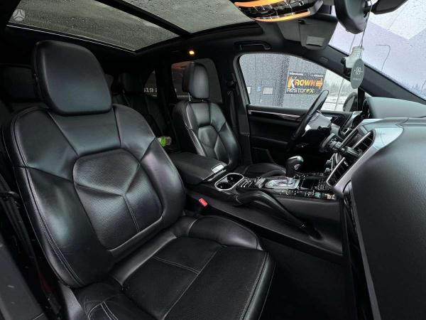Black Porsche Cayenne 2014 in Kaunas, with an engine capacity of 4.13 L and mileage of 249 thousand km for 24900 €, photo 11 on AUTOMOTO.COM.LV