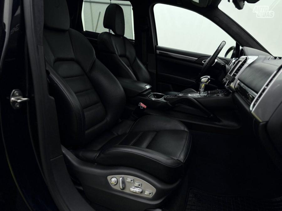 Black Porsche Cayenne 2014 in Avizieniai, with an engine capacity of 4.80 L and mileage of 62 thousand km for 27490 €, photo 16 on AUTOMOTO.COM.LV
