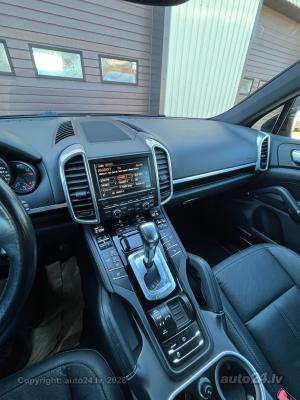 Black Porsche Cayenne 2014 in Tallinn, with an engine capacity of 2.97 L and mileage of 231 thousand km for 18900 €, photo 29 on AUTOMOTO.COM.LV