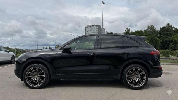 Black Porsche Cayenne 2014 in Vilnius, with an engine capacity of 2.97 L and mileage of 230 thousand km for 16700 €, photo 4 on AUTOMOTO.COM.LV