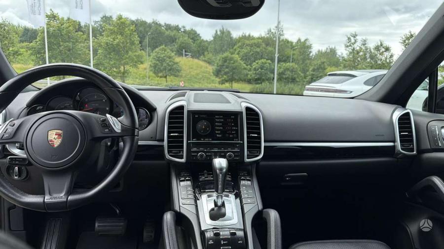Melns Porsche Cayenne 2014 Viļņa, ar dzinēja tilpumu 2.97 L un nobraukumu 230 tūkst. km par 16700 €, foto 10 vietnē AUTOMOTO.COM.LV