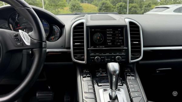 Black Porsche Cayenne 2014 in Vilnius, with an engine capacity of 2.97 L and mileage of 230 thousand km for 16700 €, photo 10 on AUTOMOTO.COM.LV