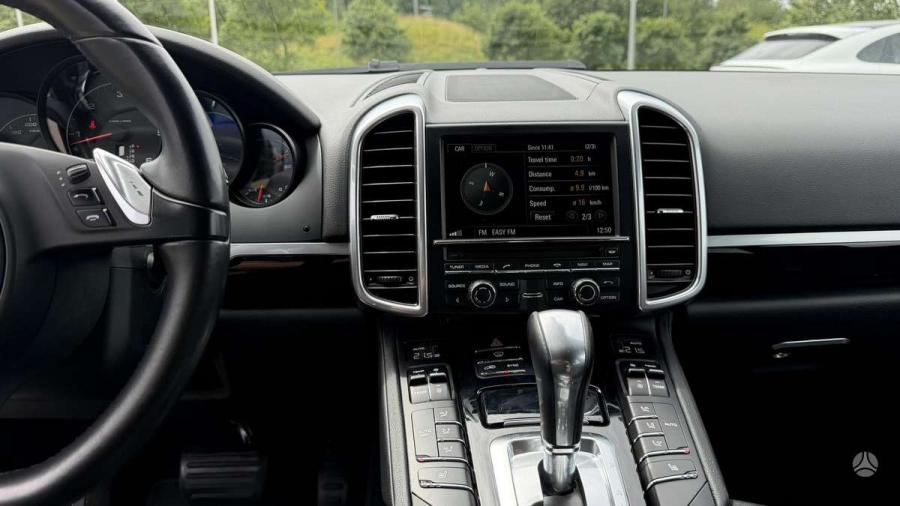 Melns Porsche Cayenne 2014 Viļņa, ar dzinēja tilpumu 2.97 L un nobraukumu 230 tūkst. km par 16700 €, foto 11 vietnē AUTOMOTO.COM.LV