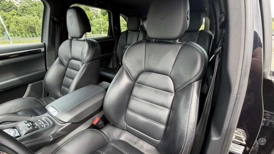 Melns Porsche Cayenne 2014 Viļņa, ar dzinēja tilpumu 2.97 L un nobraukumu 230 tūkst. km par 16700 €, foto 12 vietnē AUTOMOTO.COM.LV