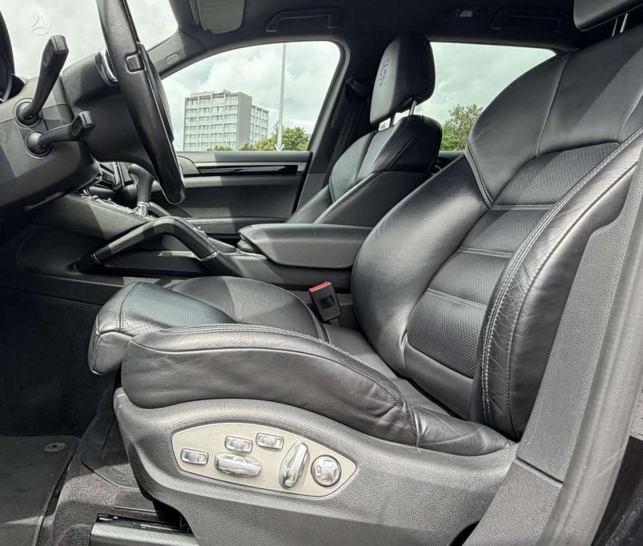 Melns Porsche Cayenne 2014 Viļņa, ar dzinēja tilpumu 2.97 L un nobraukumu 230 tūkst. km par 16700 €, foto 13 vietnē AUTOMOTO.COM.LV
