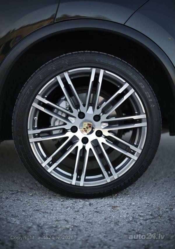 Black Porsche Cayenne 2014 in Tallinn, with an engine capacity of 4.20 L and mileage of 187 thousand km for 27000 €, photo 5 on AUTOMOTO.COM.LV