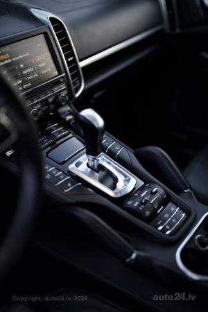 Black Porsche Cayenne 2014 in Tallinn, with an engine capacity of 4.20 L and mileage of 187 thousand km for 27000 €, photo 8 on AUTOMOTO.COM.LV