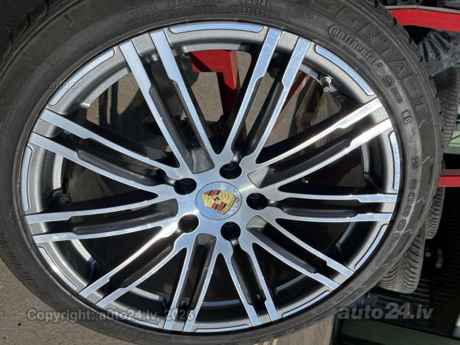 Black Porsche Cayenne 2014 in Tallinn, with an engine capacity of 4.20 L and mileage of 187 thousand km for 27000 €, photo 17 on AUTOMOTO.COM.LV