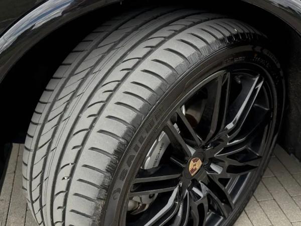 Black Porsche Cayenne 2014 in Rezekne, with an engine capacity of 4.20 L and mileage of 227 thousand km for 26990 €, photo 9 on AUTOMOTO.COM.LV